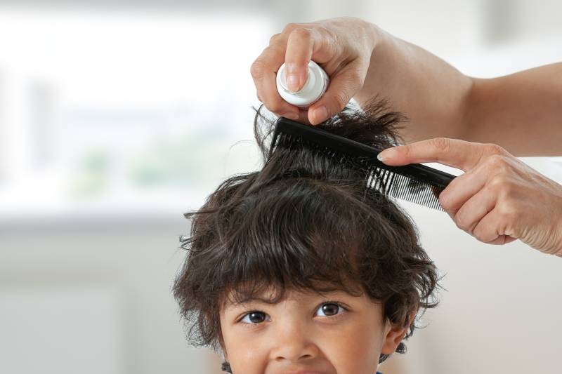 Poux cheveux : symptômes, traitements chimiques et naturels | Charles.co