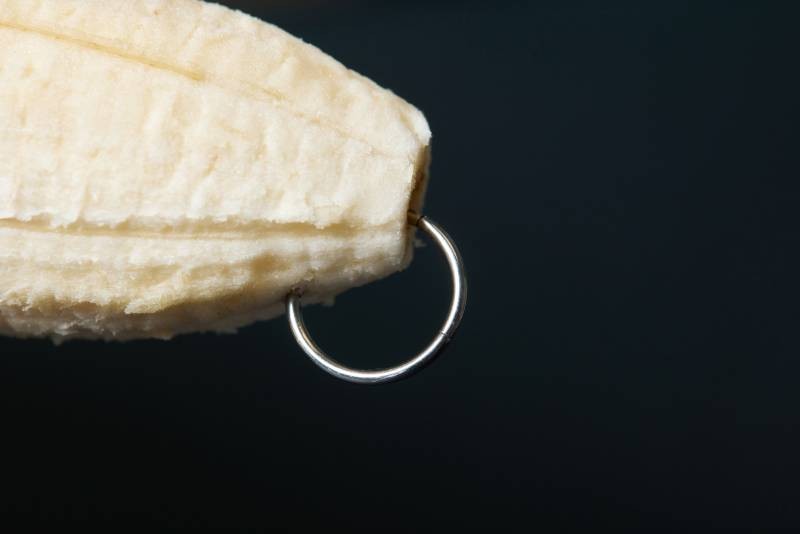 Piercing Prince Albert : origine, prix et avis | Charles.co