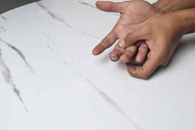 Entorse doigt : symptômes, traitements et temps de guérison | Charles.co