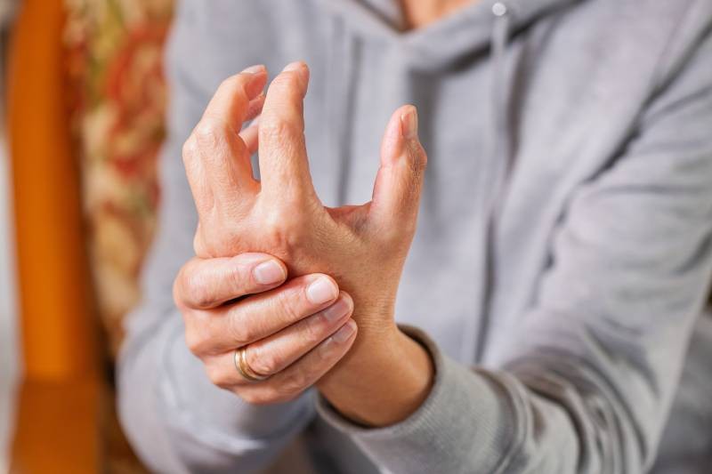 Acide urique élevé : symptômes, causes et solutions | Charles.co