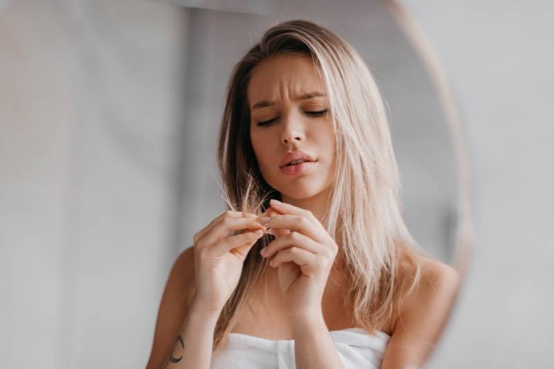 Cheveux cassants : soins et solutions pour éviter qu’ils tombent | Charles.co