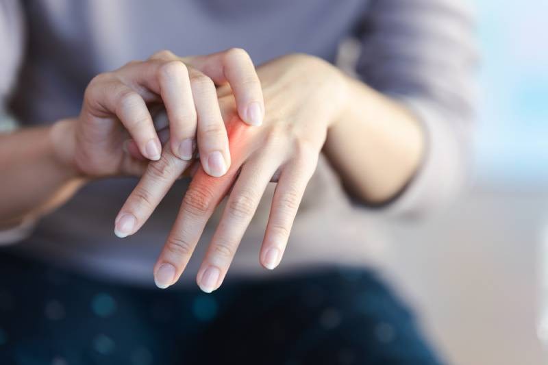 Entorse doigt : symptômes, traitements et temps de guérison | Charles.co