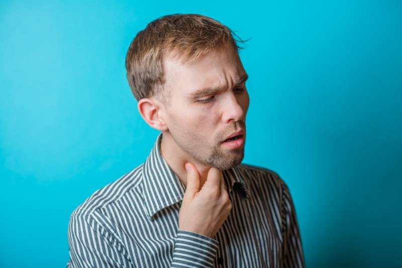 Ganglion cou : causes et solutions | Charles.co