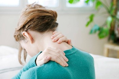 Névralgie cervico-brachiale : symptômes, durée et traitements | Charles.co