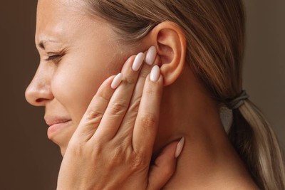 Bouchon d’oreille : symptômes, causes et solutions | Charles.co