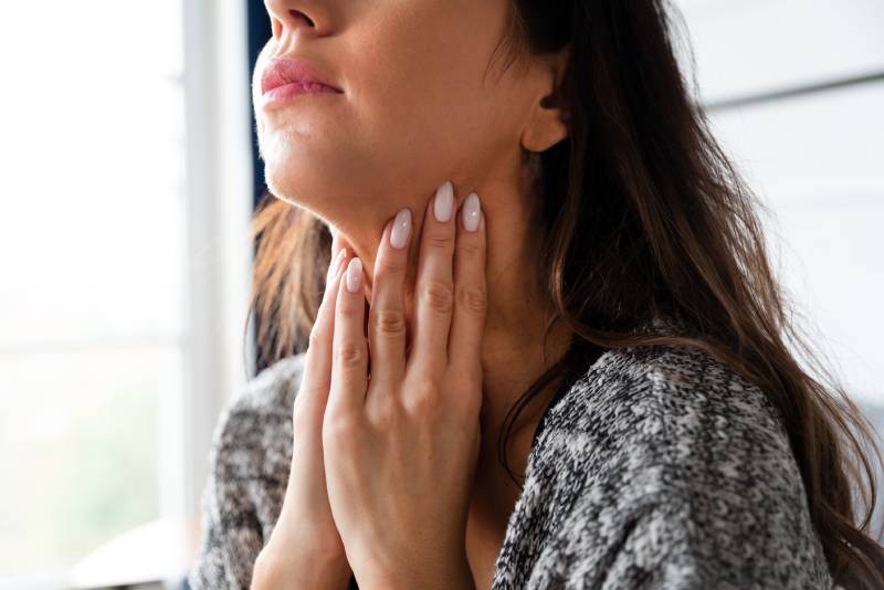 Cancer de la gorge : symptômes, stades et traitements | Charles.co