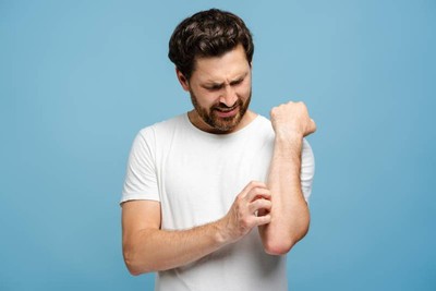 Prurit : définition, causes et traitements | Charles.co