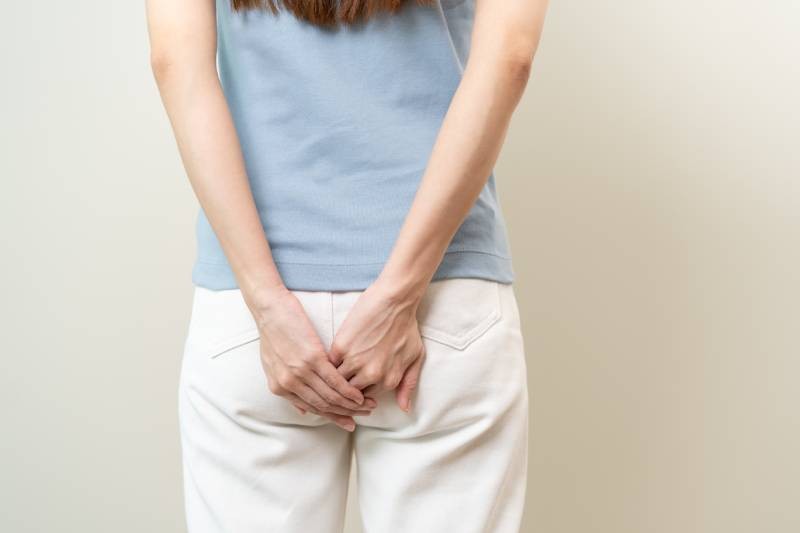 Furoncle fessier : définition, causes, traitements et durée | Charles.co