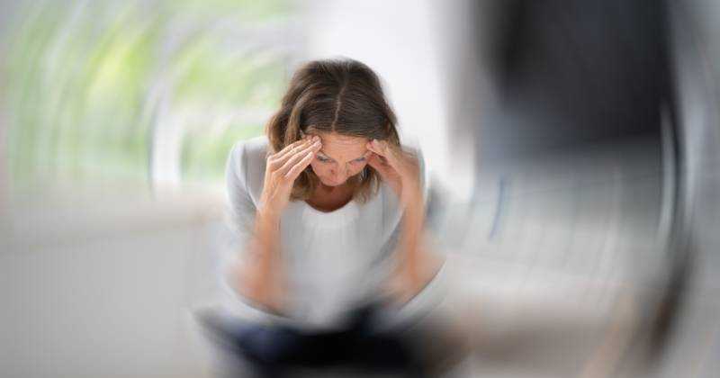 Crise d’angoisse : causes, symptômes et traitements | Charles.co