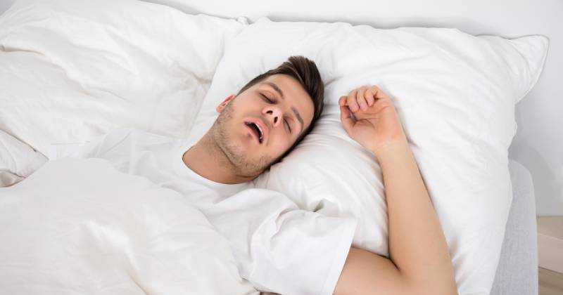 Ronflements : comment s’en débarrasser ? | Charles.co