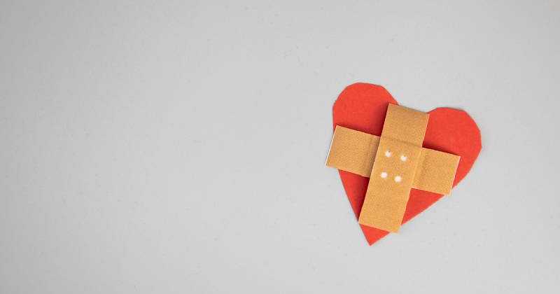 Relation pansement : définition, durée et conséquences | Charles.co