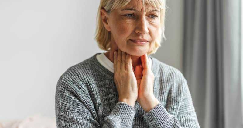 Cancer de la gorge : symptômes, stades et traitements | Charles.co