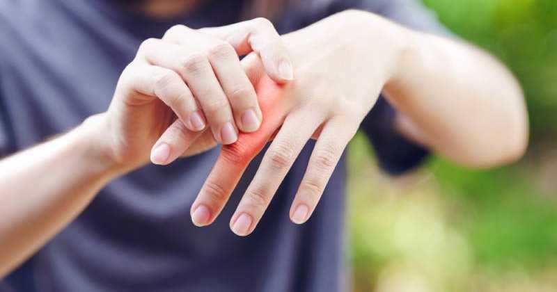 Entorse doigt : symptômes, traitements et temps de guérison | Charles.co